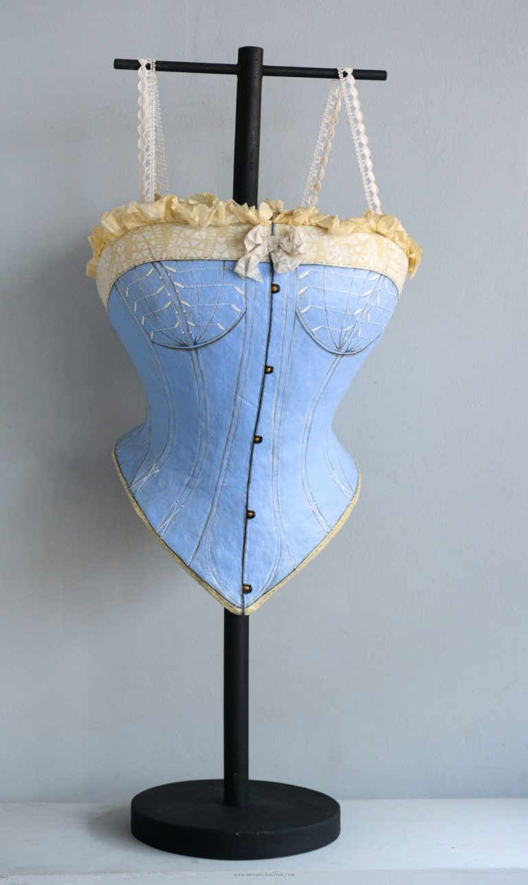 Corset Sarah Bernhardt | Animaux | Sculpture en papier mâché | Mélanie ...